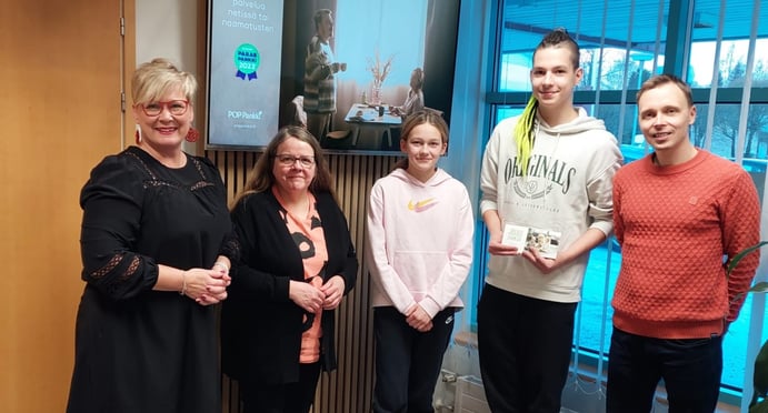 POP Pankki Honkajoki teki lahjoituksen koululaisille